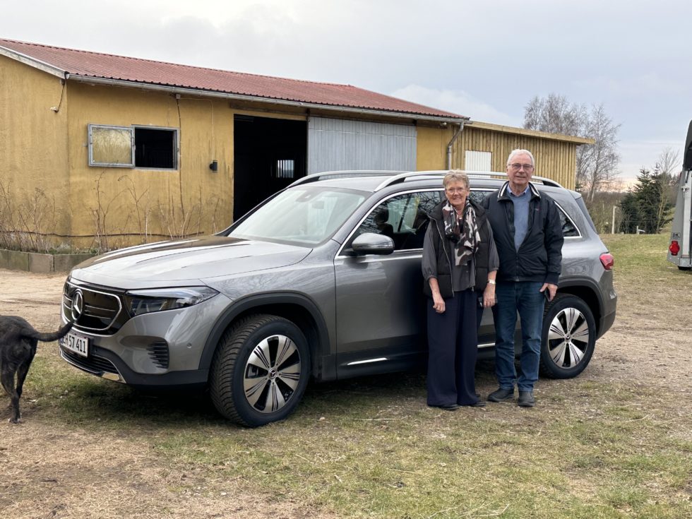 Glad kvinde og mand i ny Mercedes-Benz | Dansk Bilimport